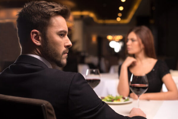 17 Signs You’re the Stingiest Person at the Table – The Sense Hub